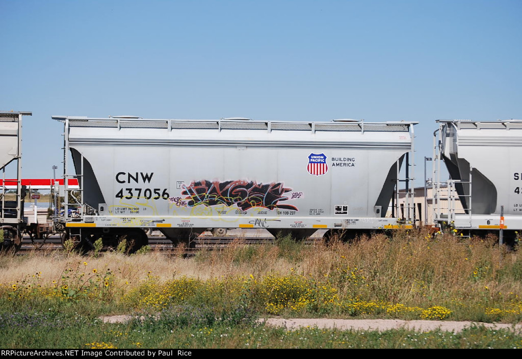 CNW 437056